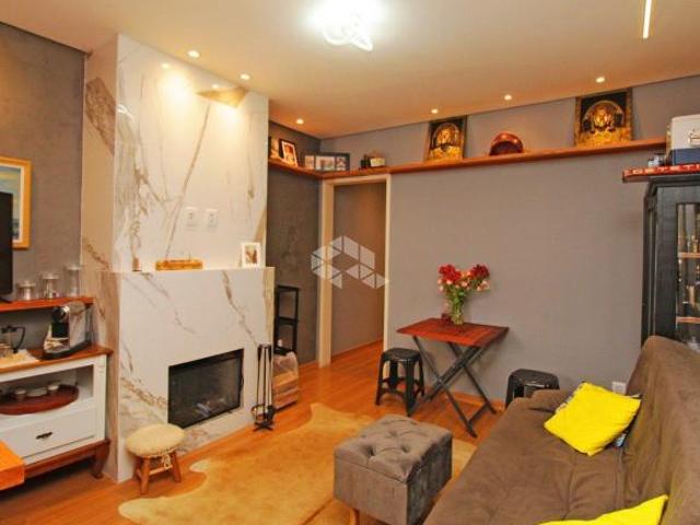 Apartamento de 2 dormitórios com lareira no Bairro Menino Deus a metros do Shopping Praia de Belas
