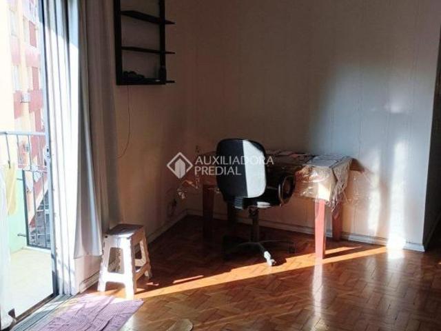 Apartamento de 2 dormitórios com sacada de frente e vaga de garagem