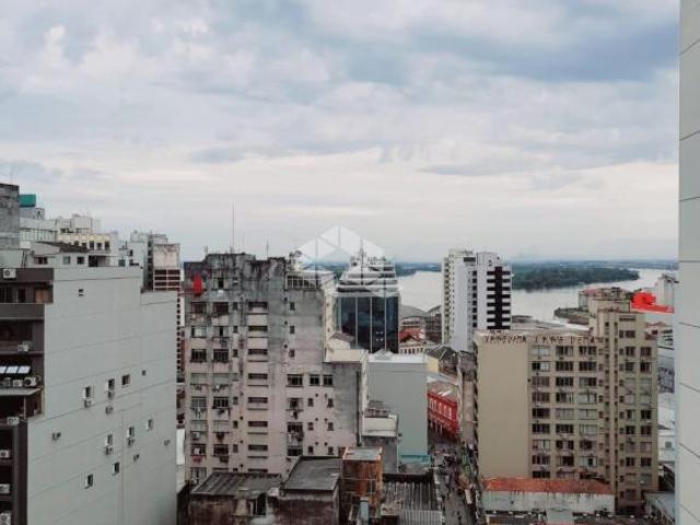 Apartamento de 2 dormitórios com sacada e vista para o Guaíba no Centro Histórico