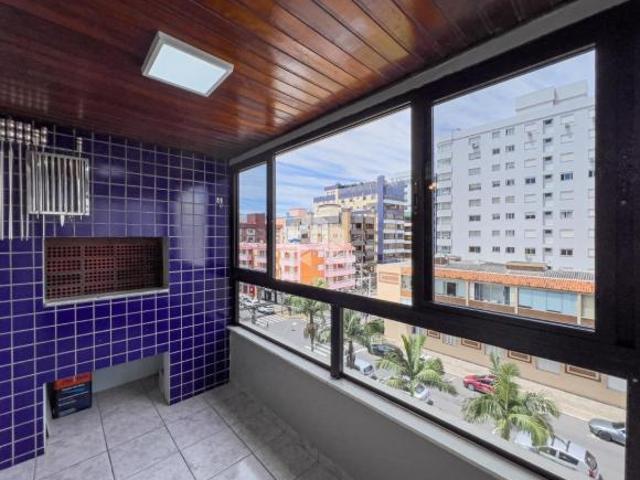 Apartamento de 2 dormitórios com sacada e box/vaga de garagem em Capão da Canoa