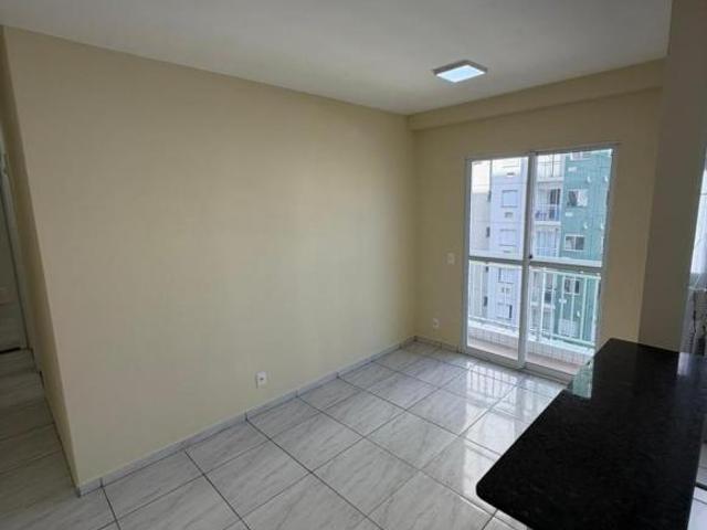 Apartamento de 2 dormitórios com sacada em Praia Grande SP