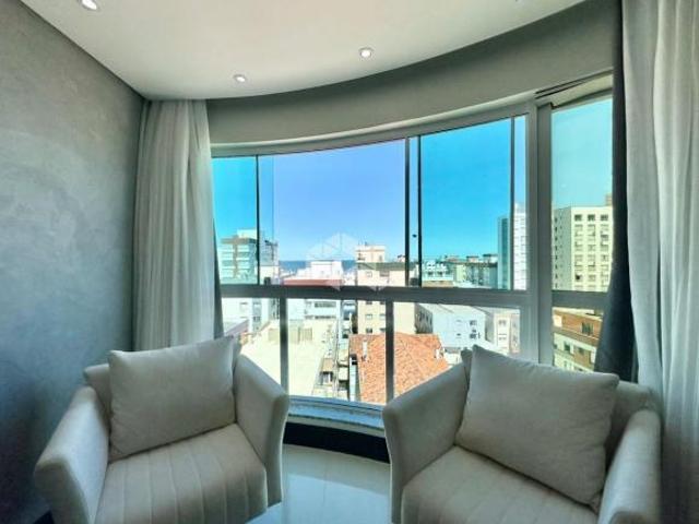 Apartamento de 2 dormitórios de frente com vista para o mar e box/vaga de garagem no Centro de Capão