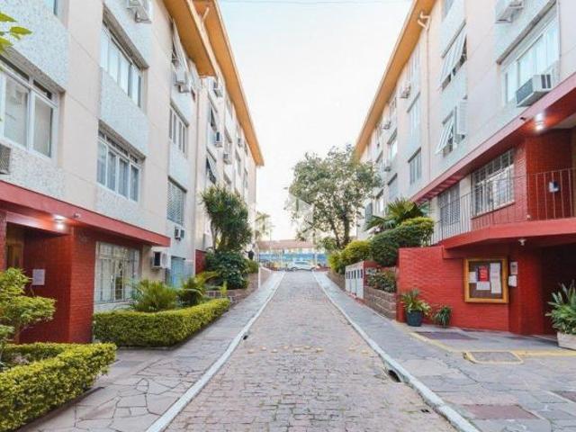Apartamento de 2 dormitórios e 1 vaga de garagem, no bairro Passo da Areia, em Porto Alegre