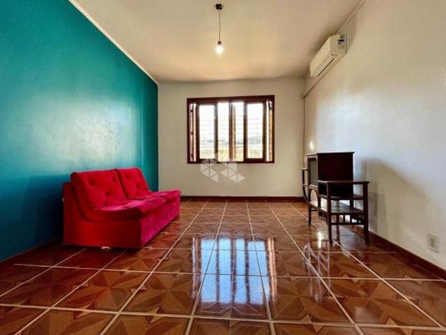 Apartamento de 2 dormitórios e 1 vaga de garagem, no bairro São João, em Porto Alegre