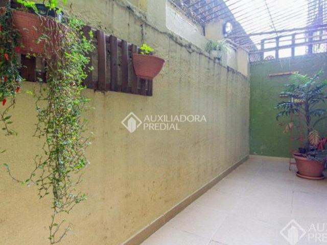 Apartamento de 2 dormitórios e dependência de empregada, bairro Floresta em Porto Alegre