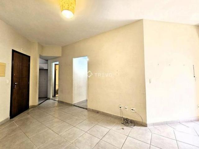Apartamento de 2 dormitórios e varanda com churrasqueira