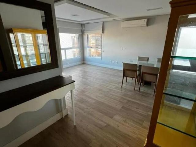 Apartamento de 2 dormitórios, elevador e duas vagas de garagem em Porto Alegre