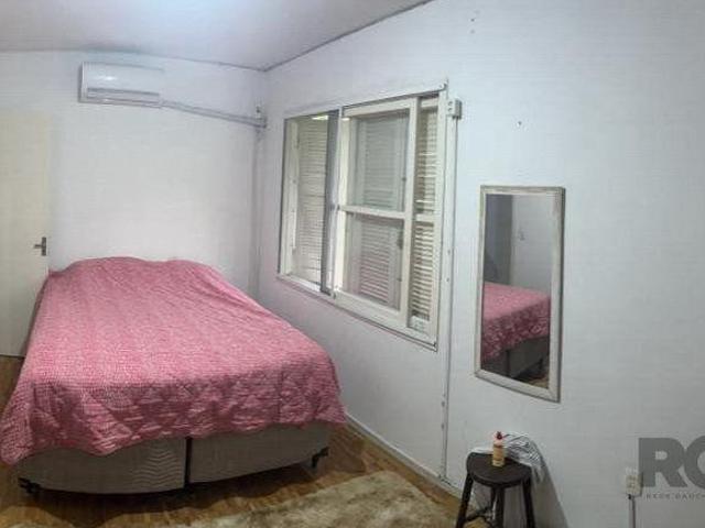Apartamento de 2 dormitórios, living, cozinha, área de serviço e banheiro social