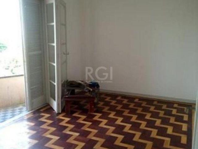 Apartamento de 2 dormitórios, Petrópolis Desocupado