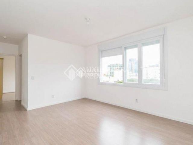 Apartamento de 2 dormitórios reformado com garagem