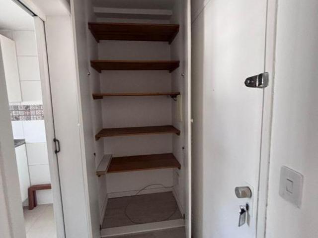 Apartamento de 2 dormitórios reformado com garagem escriturada fechada,área pri