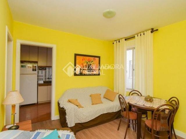 Apartamento de 2 dormitórios, reformado, mobiliado, 54 m² privativos no Petrópolis!