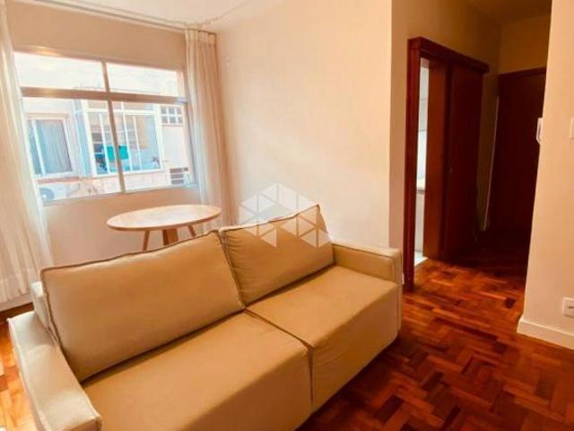 Apartamento de 2 dormitórios reformado no bairro Praia de Belas
