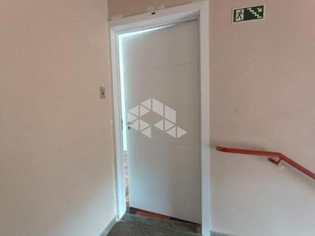 Apartamento de 2 dormitórios, reformado no Menino Deus! Pronto para morar!