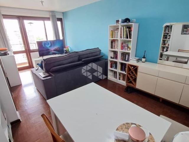 Apartamento de 2 dormitórios, sacada, 2 vagas, elevador, andar alto com vista de partes do Guaiba