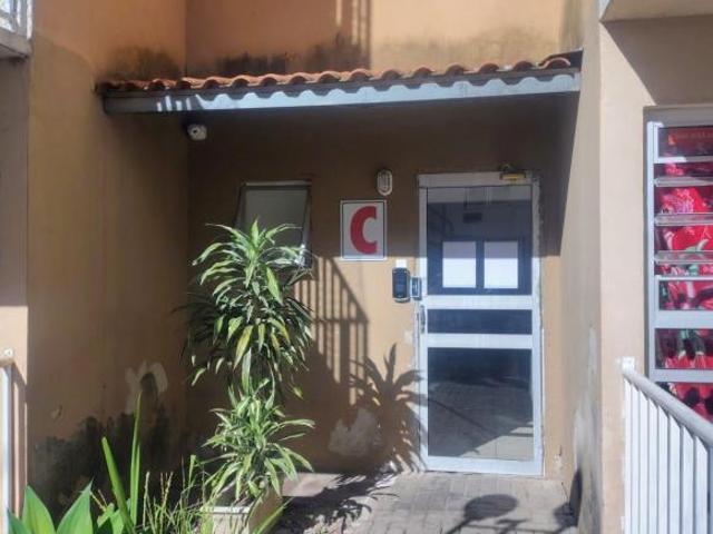 Apartamento de 2 dormitórios, sacada,salão de festas com churrasqueira, porta
