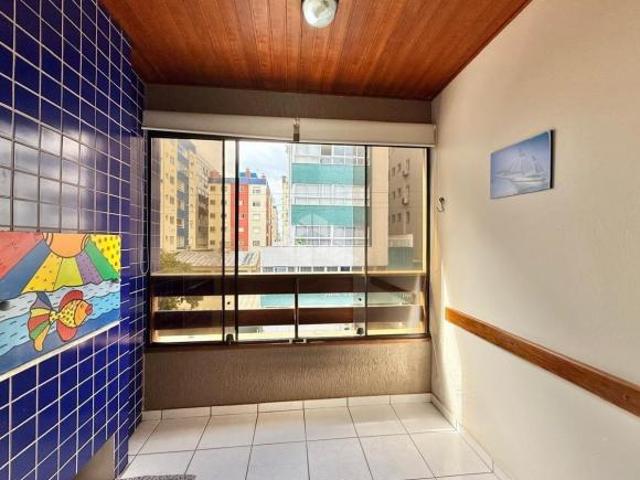 Apartamento de 2 dormitórios sendo 1 suíte mobilado com sacada no Centro de Capão da Canoa