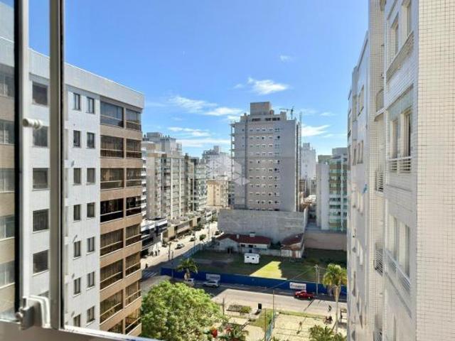 Apartamento de 2 dormitórios sendo 1 suíte mobiliado com vaga de garagem em Capão da Canoa!