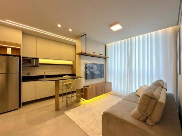 Apartamento de 2 dormitórios sendo 1 suíte mobiliado com vaga de garagem no Navegantes em Capão da C