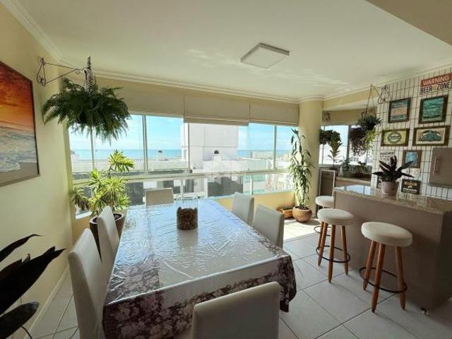 Apartamento de 2 dormitórios sendo 1 suíte mobiliado com vista Mar e box/vaga de garagem na Zona Nov