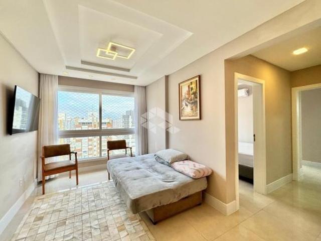 Apartamento de 2 dormitórios sendo 1 suíte mobiliado com box/vaga de garagem em Capão da Canoa