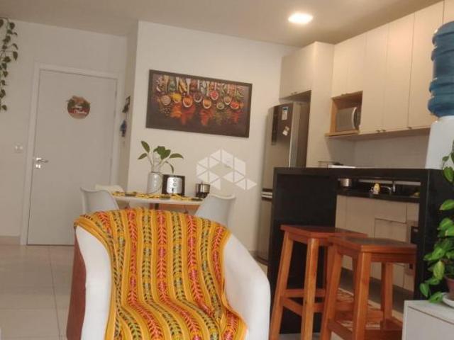 Apartamento de 2 dormitórios sendo 1 suíte mobiliado com box/vaga de garagem em Capão da Canoa