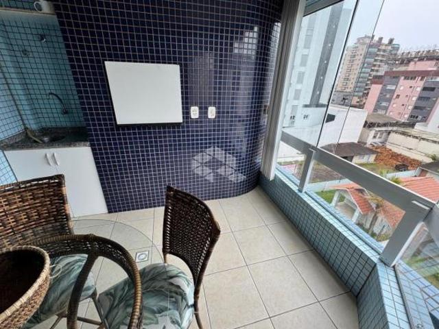 Apartamento de 2 dormitórios sendo 1 suíte mobiliado com sacada e vaga de garagem em Capão da Canoa