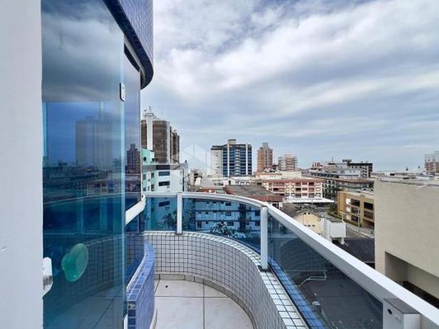 Apartamento de 2 dormitórios sendo 1 suíte mobiliado com sacada e vaga de garagem em Capão da Canoa!