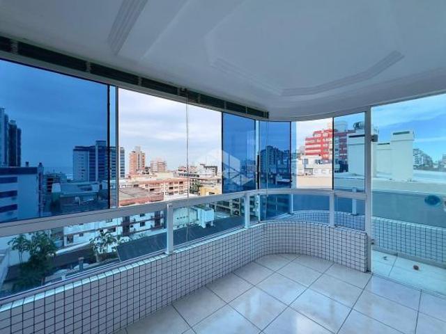 Apartamento de 2 dormitórios sendo 1 suíte mobiliado com sacada e vaga de garagem em Capão da Canoa!