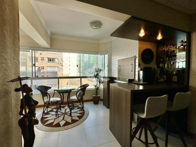 Apartamento de 2 dormitórios sendo 1 suíte mobiliado e decorado, ampla sacada + box/vaga de garage