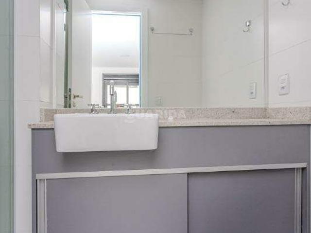 Apartamento de 2 dormitórios, sendo 1 suíte, no bairro Petrópolis e com vaga dupla coberta. COD: 25686