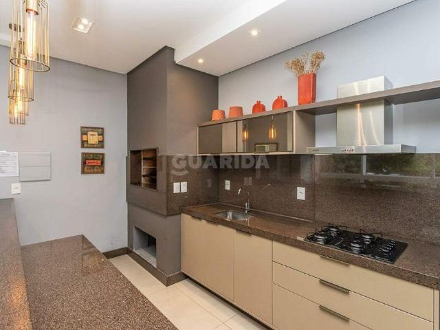 Apartamento de 2 dormitórios, sendo 1 suíte no bairro Santana, com VAGA COBERTA E CHURRASQUEIRA INTERNA COD: 18155