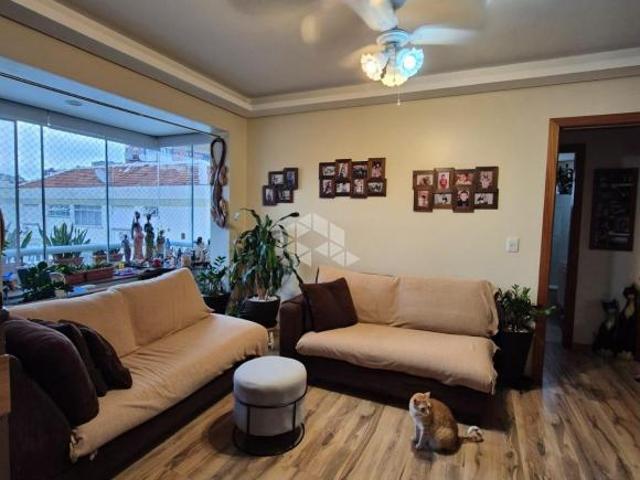 Apartamento de 2 dormitorios, sendo 1 suite, sacada fechada e garagem coberta e escriturada