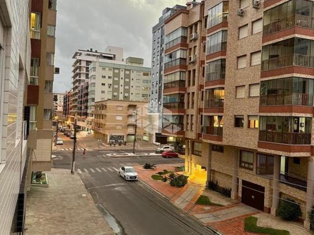Apartamento de 2 dormitórios snedo 1 suíte mobiliado com vaga de garagem em Capão da Canoa!