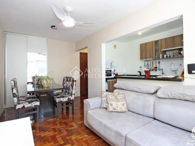 Apartamento de 2 dormitórios, totalmente reformado e pronto para morar!