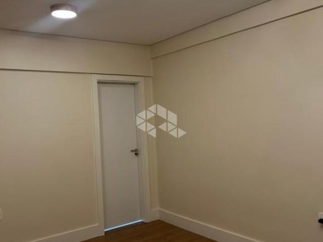 Apartamento de 2 dormitórios, totalmente renovado, próximo à Redenção!