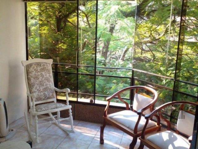 Apartamento de 2 dormitórios, 2 banheiros e 1 vaga de garagem no Bairro Petrópolis
