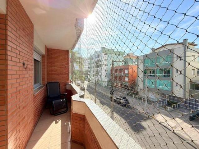 Apartamento de 2 dormmitórios mobiliado com sacada de frente e vaga de garagem em Capão da Canoa!