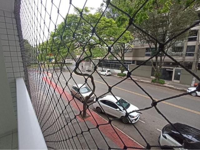 Apartamento de 2 quartos + 1 quarto menor, 2 banheiros, 1 vaga de garagem, prédio com elevador, para locação na quadra da praia em Jardim da Penha