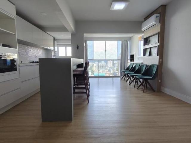 Apartamento de 2 quartos com móveis planejados e 2 vagas no Centro