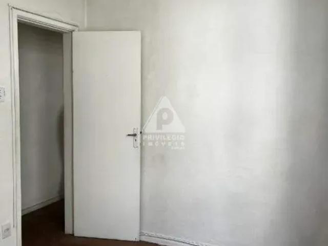 Apartamento de 2 quartos, com área de serviço. Aceita financiamento