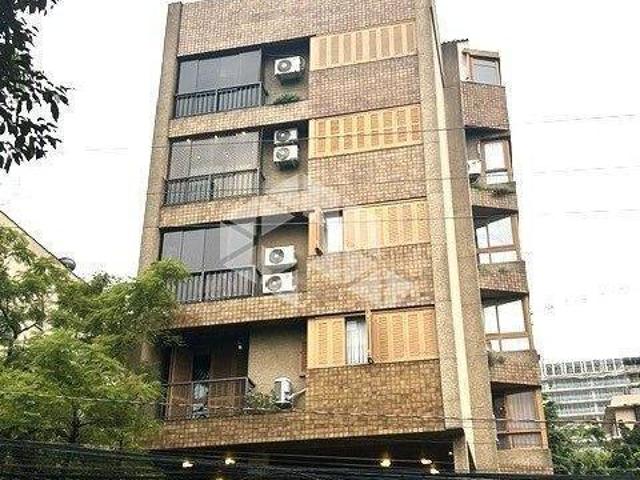 Apartamento de 2 quartos, dependência e 2 garagens no Mont' Serrat junto ao Zaffa