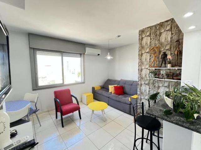 Apartamento de 2 quartos e 1 vaga de garagem no bairro Farroupilha em POA