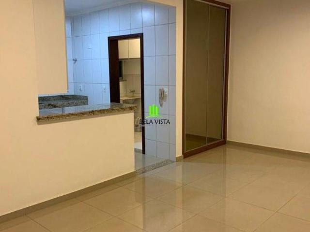 Apartamento de 2 quartos na avenida principal