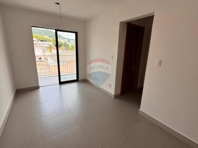 Apartamento de 2 quartos sendo 1 suíte, sala com varanda, elevador e uma vaga de garagem ao lado do