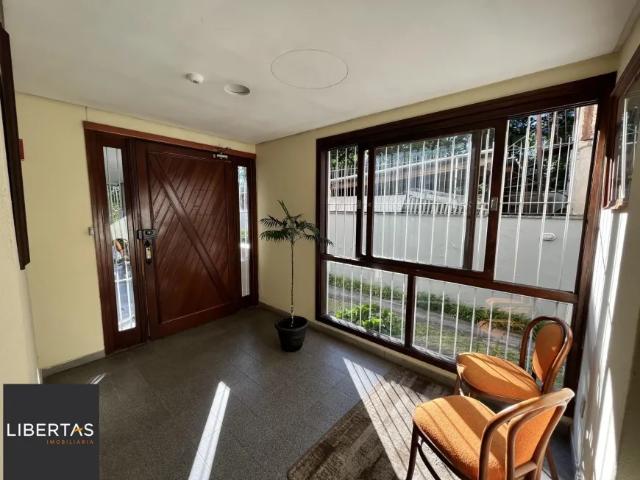 Apartamento de 2 quartos, suíte e 1 vaga de garagem no bairro Santana em POA/RS