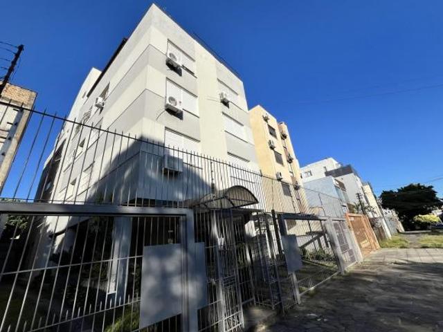 Apartamento de 2 quartos, suíte e 1 vaga de garagem no bairro Santana em POA/RS