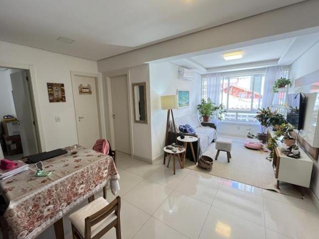 Apartamento de 2 quartos, suíte e 1 vaga de garagem no bairro Santana em POA/RS