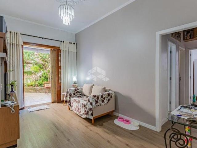 Apartamento de 2 quartos.Reformado.Pátio. Churrasqueira