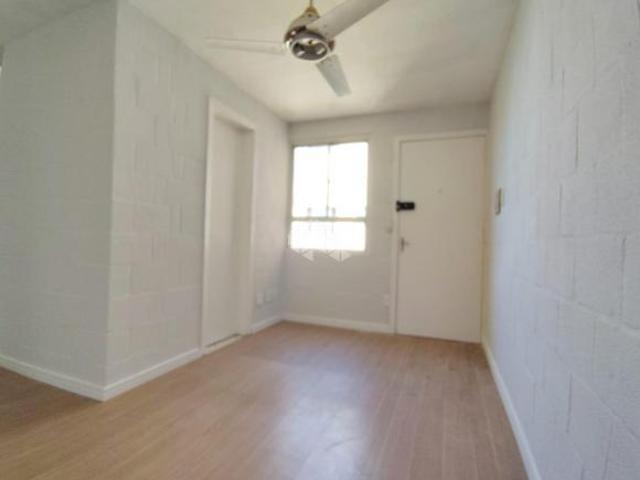 Apartamento de 2 quartos, reformado, piso laminado e vaga rotativa